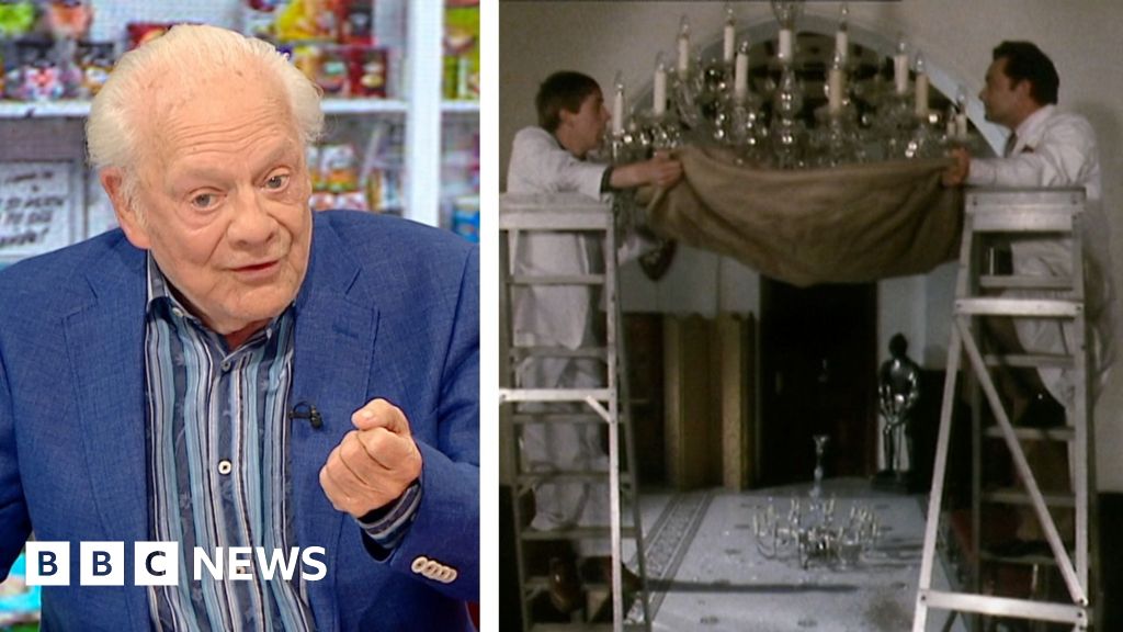 David Jason Reflects on Iconic ‘Only Fools and Horses’ Chandelier Scene ...