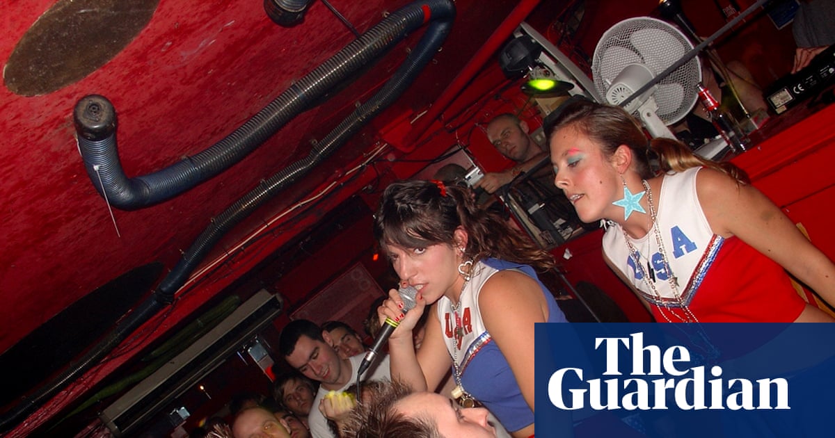 How Electroclash Revived 00s Music with Glamour, Raw Energy, and Punk ...