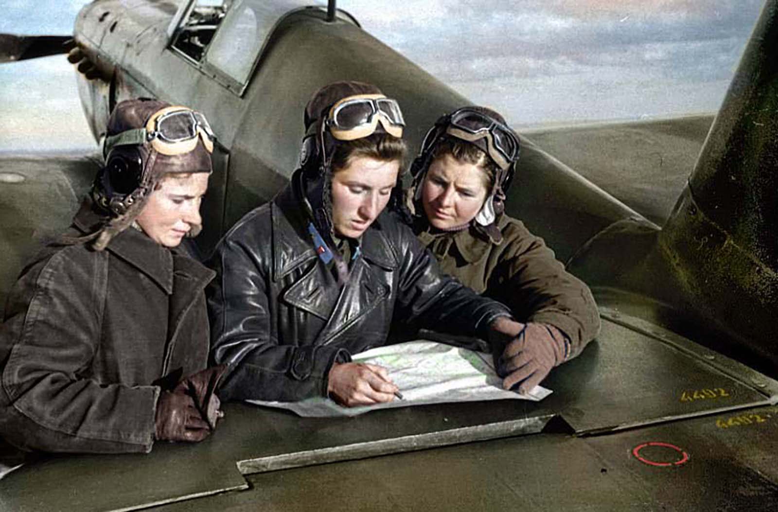 Colorized portraits of the Night Witches: Soviet women pilots of World ...