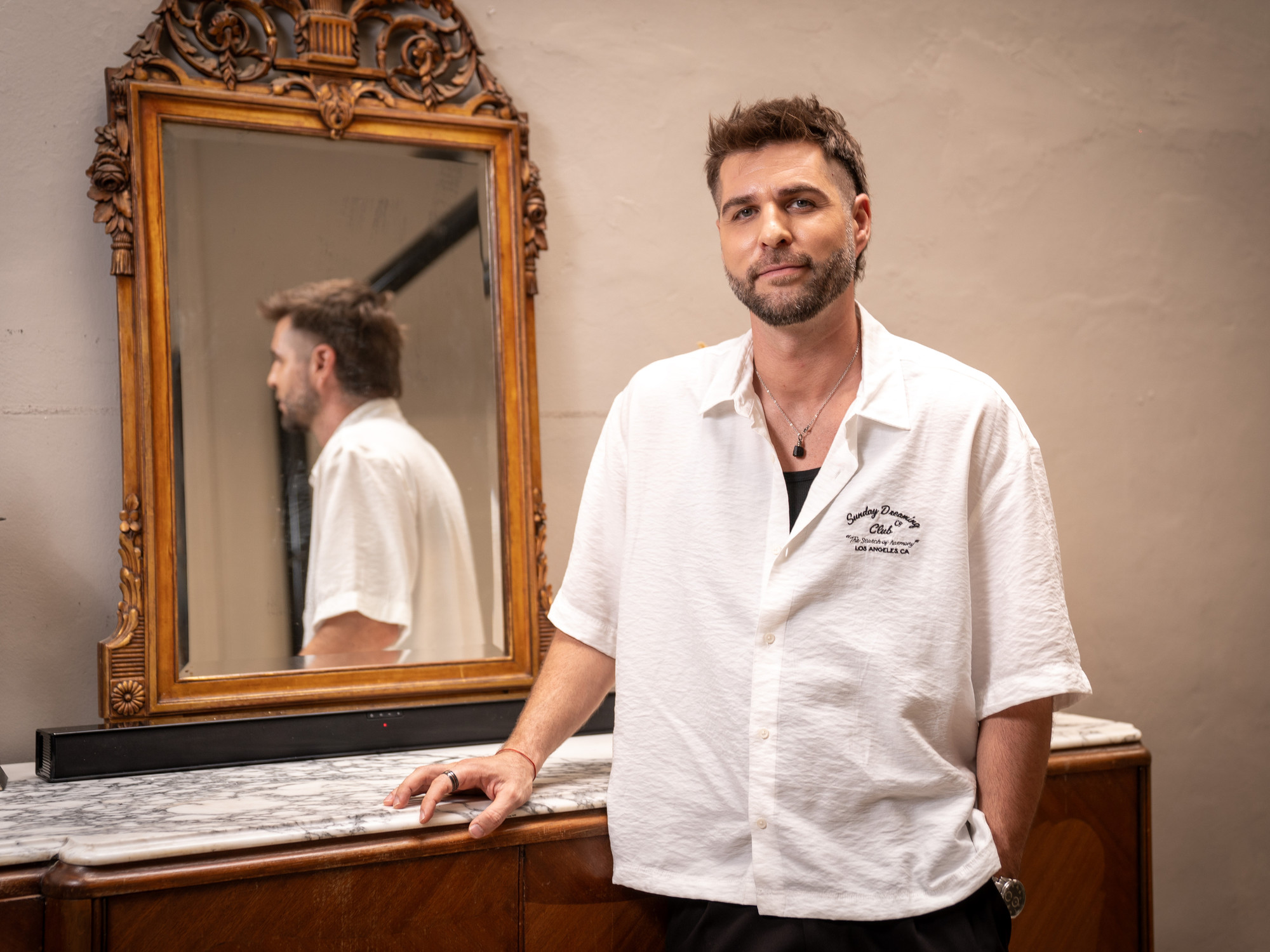 Juampi González debuta en teatro con ‘Regla de tres simple’ y ...
