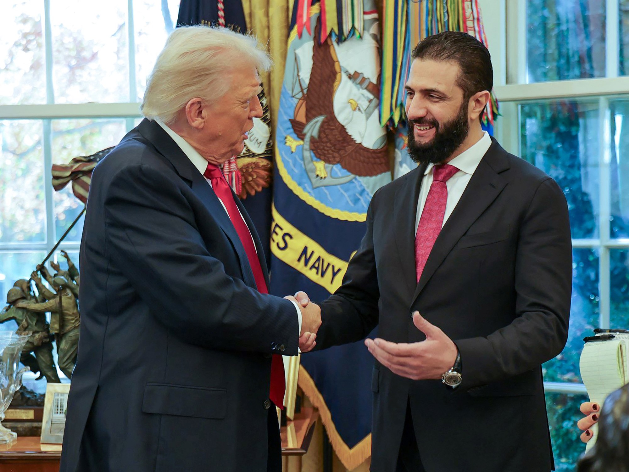 Trump regala su perfume al presidente sirio durante una visita ...